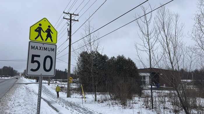 La limite de vitesse sera abaissée devant l’école Montessori | Radio-Canada