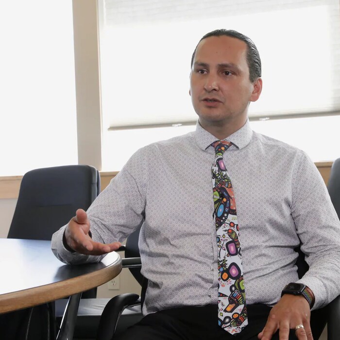 Le chef de la nation de Cowessess, Cadmus Delorme, réfléchit à son ...