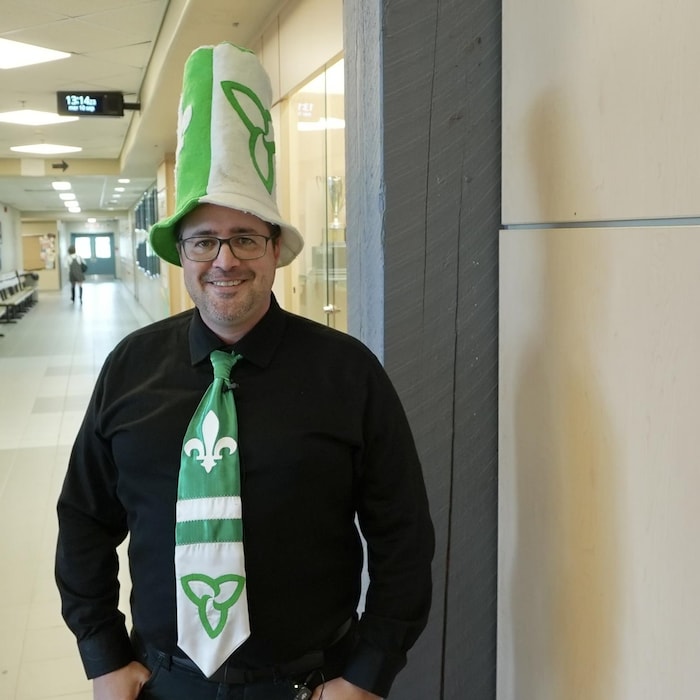 Des enseignants qui incarnent le drapeau franco-ontarien | Radio-Canada