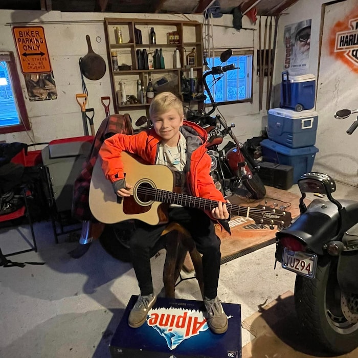 Lucas, un jeune admirateur de Cayouche à Saint-Irénée, joue avec son ...