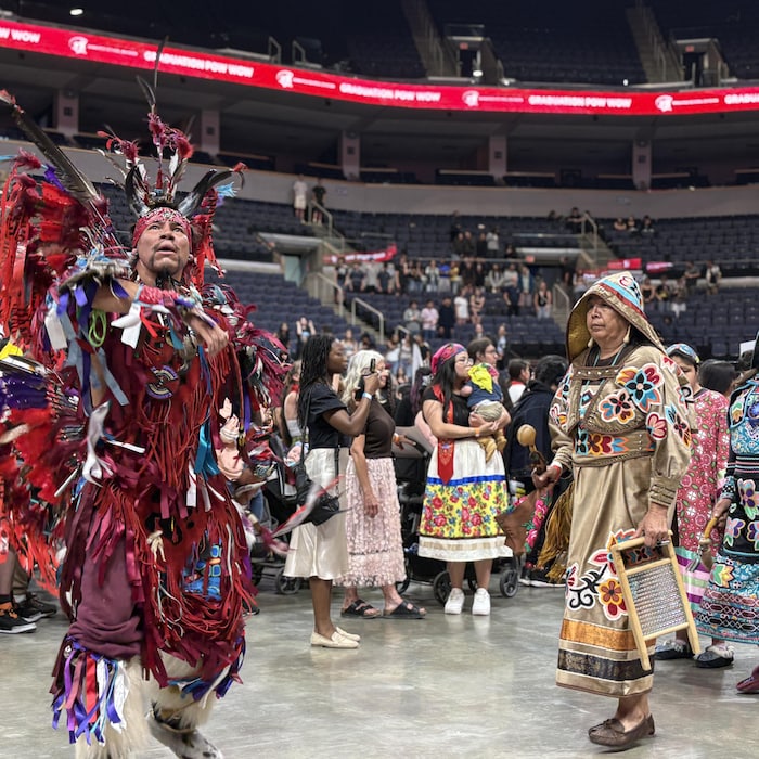Winnipeg : un pow-wow « historique » pour célébrer 2000 diplômés ...