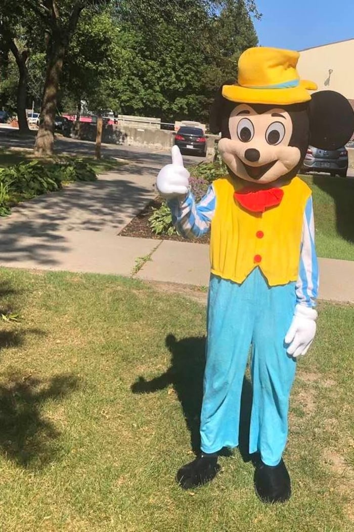 Déguisé en Mickey Mouse, il aurait agressé une jeune femme dans le ...