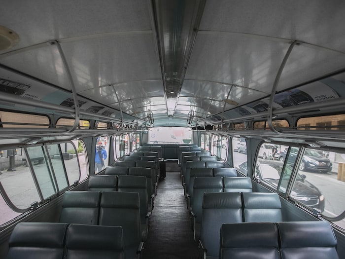 Vieux bus cherchent désespérément un toit | Radio-Canada