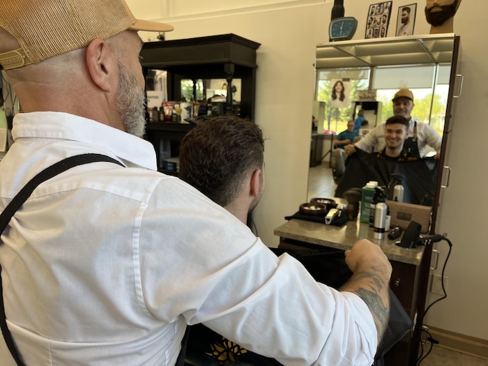 Devenir barbier : le nouveau défi d’un travailleur d’usine | Radio-Canada