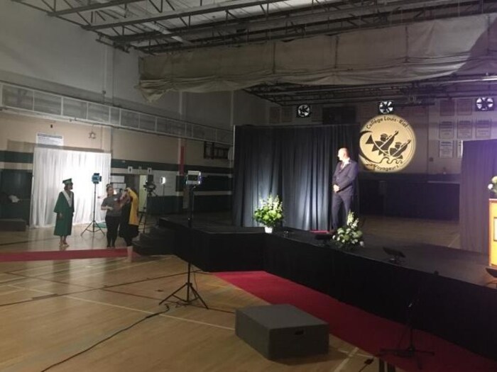 Une remise de diplômes digne de Hollywood au Collège Louis-Riel | Radio ...
