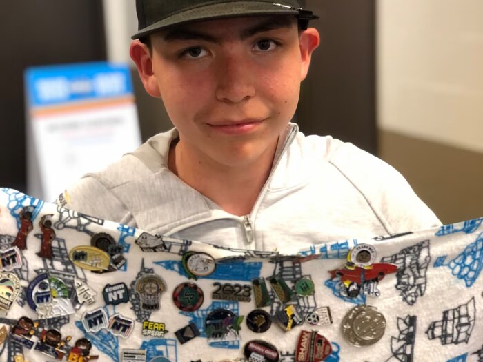 Des épinglettes « tante » et « oncle » en vogue aux Jeux autochtones de ...