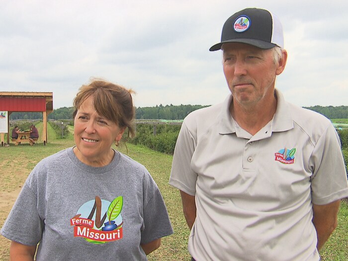 Surmonter sa malvoyance et cultiver la camerise autrement | Radio-Canada