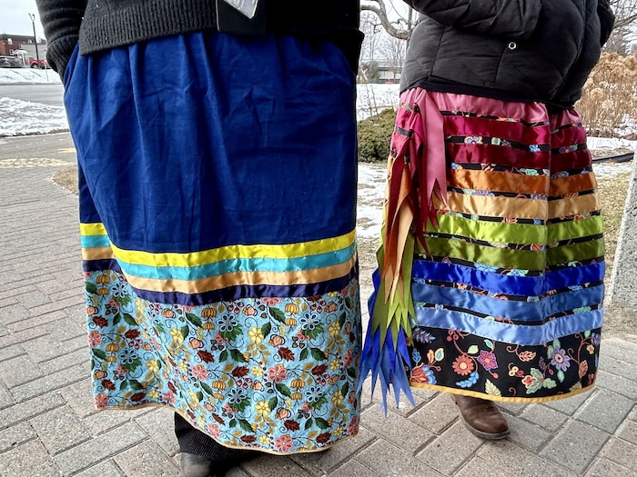 La police célèbre la Journée de la jupe à ruban à Sudbury | Radio-Canada