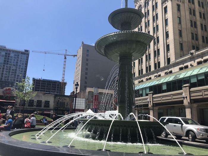 Le « nouveau » square Dorchester inauguré à Montréal | Radio-Canada
