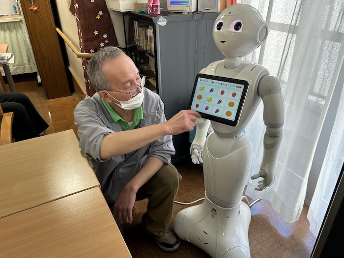 Robots de soins de longue durée au Japon : une révolution lente malgré ...