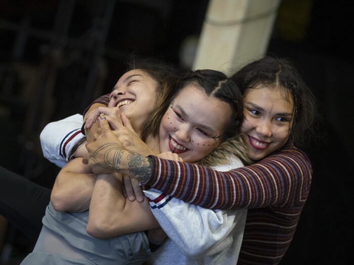 Le cirque inuit de Tupiq A.C.T. prend de l'altitude à Montréal | Radio ...