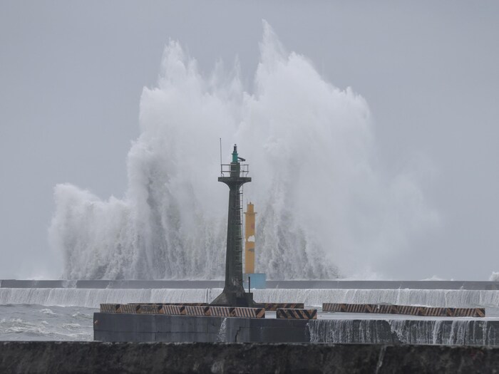 Le puissant typhon Haikui s’abat sur Taïwan | Radio-Canada