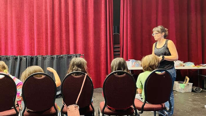 Ô Canada, té qui toi? : une pièce reflétant le visage changeant du ...