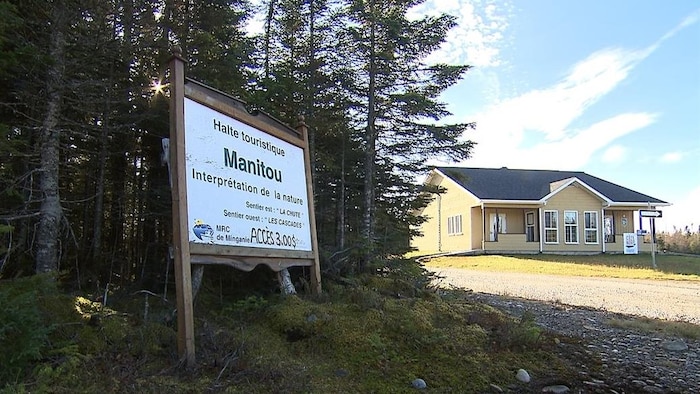 Des travaux à la halte touristique de la chute Manitou | Radio-Canada