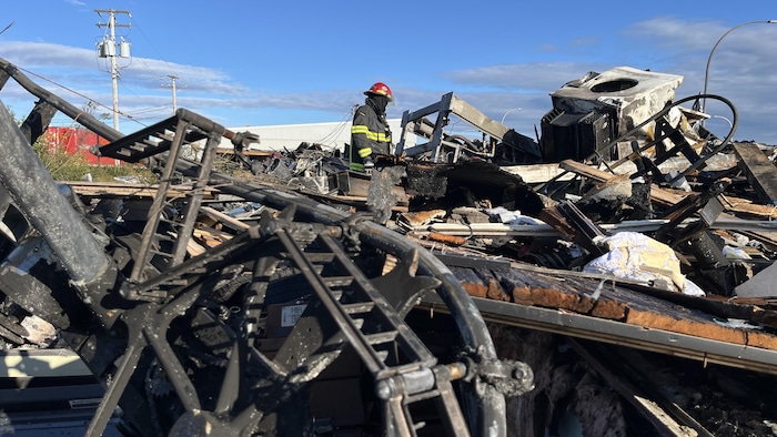 Nettoyeurs Sept-Îles détruit par les flammes | Radio-Canada