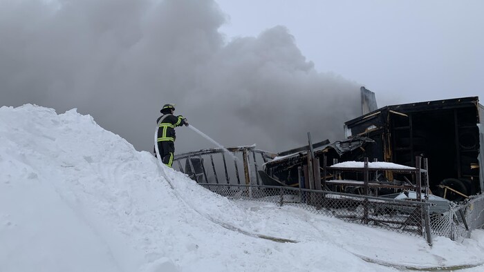 Le garage Monsieur Muffler de Sept-Îles ravagé par un incendie | Radio ...