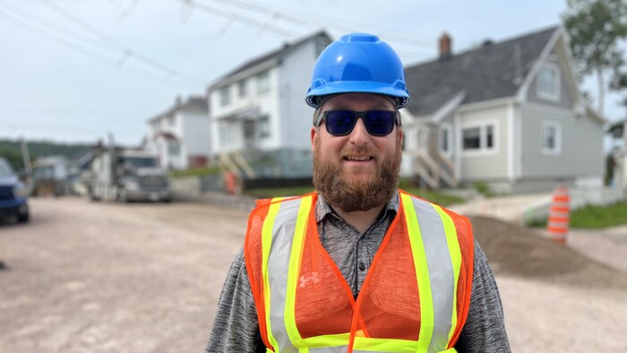 Début de l’installation des trottoirs sur l’avenue Laval à Baie-Comeau ...