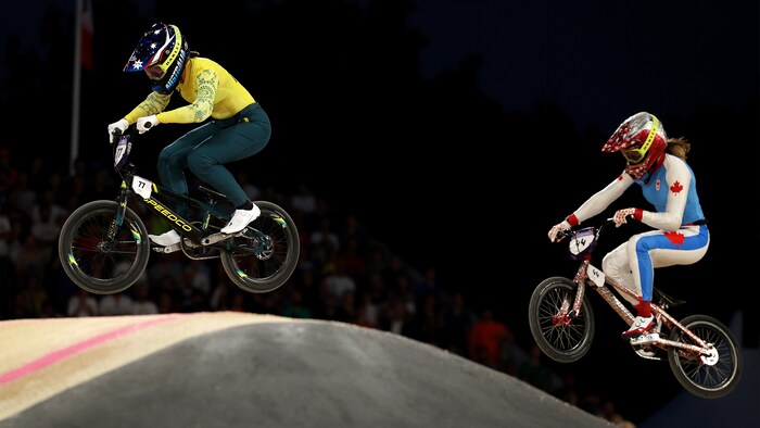 La cycliste Molly Simpson en demi-finales du BMX de course | Radio-Canada