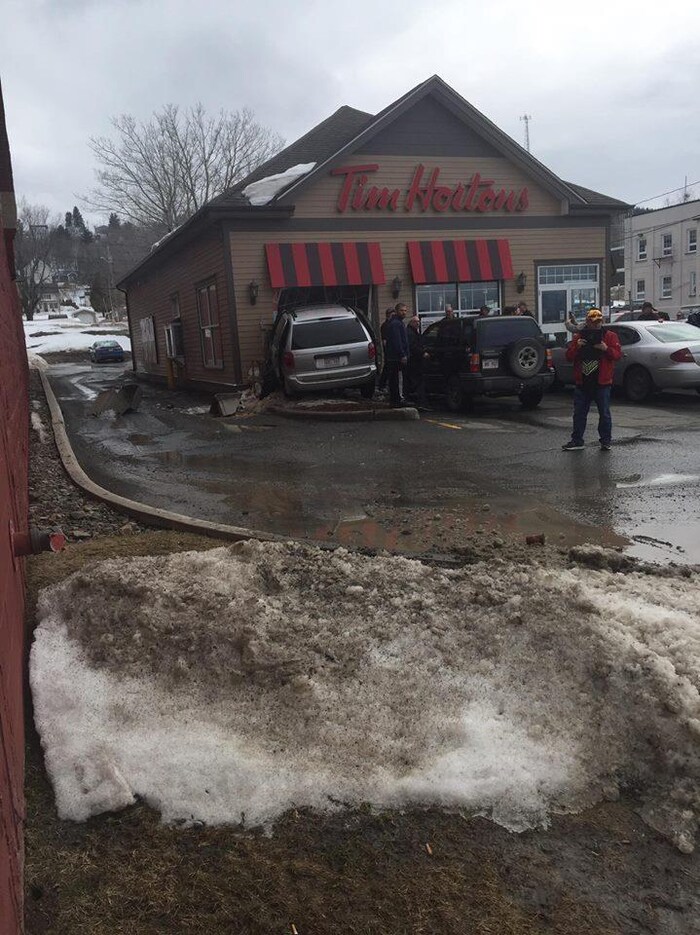 Il fonce dans un Tim Hortons et blesse deux personnes | Radio-Canada