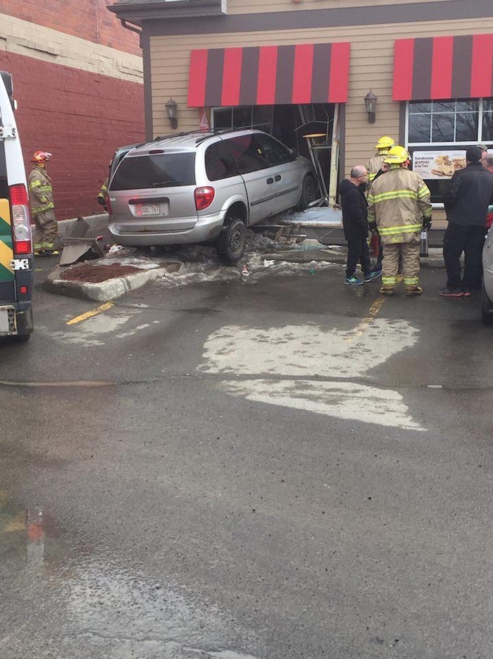 Il fonce dans un Tim Hortons et blesse deux personnes | Radio-Canada