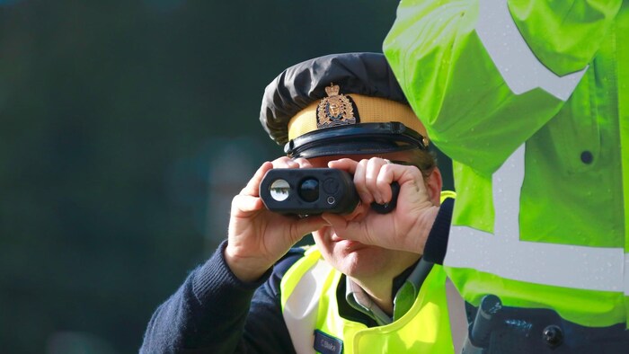Un policier-épouvantail réduit les excès de vitesse à Coquitlam | Radio ...