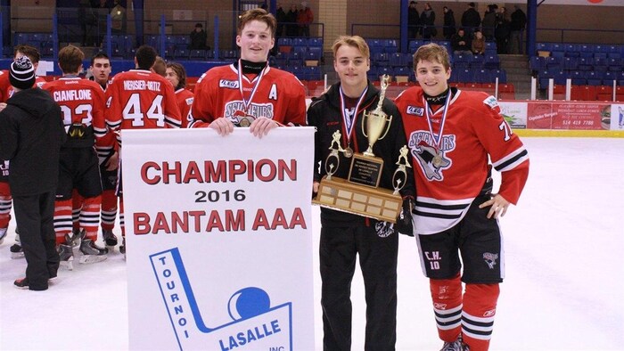 Pas de vacances pour de jeunes hockeyeurs de haut niveau | Radio-Canada