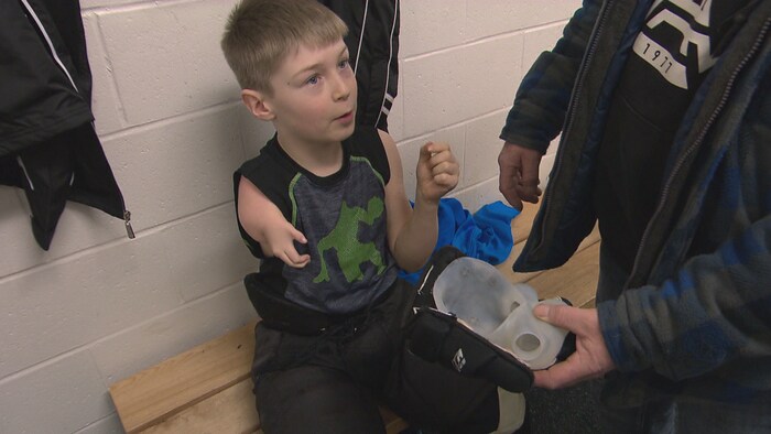 Courage sur la patinoire : rien n’arrête Jakob Arsenault | Radio-Canada