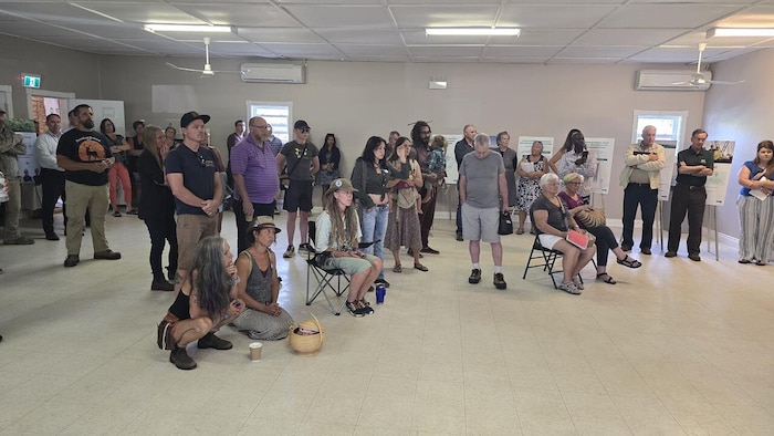 J. D. Irving explique son projet de parc éolien lors d’une bruyante ...