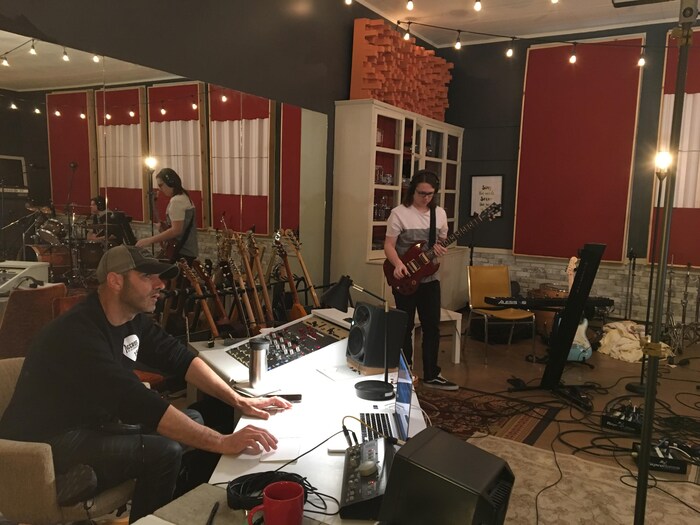 Bientôt un premier album pour le groupe Track of Rock | Radio-Canada