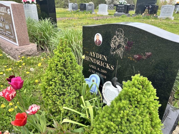« On m’a volée » : Un cimetière retire les décorations laissées sur les ...