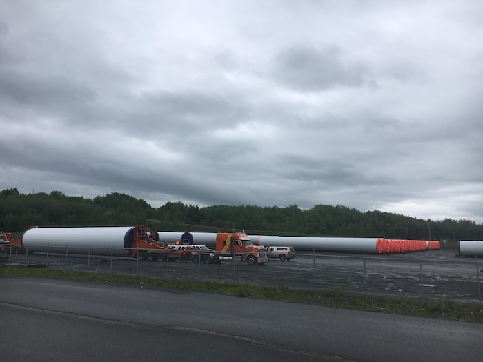 Transport de tours d'éoliennes interrompu à l'usine Marmen de Matane ...