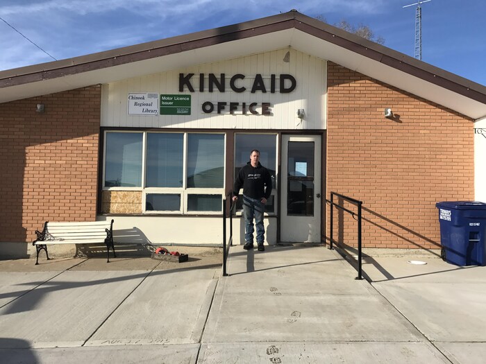 Sur ses épaules, un jeune Fransaskois porte un village | Radio-Canada