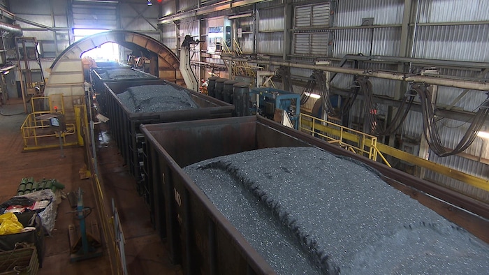 Un premier déchargement de minerai de la mine du lac Bloom à Pointe ...