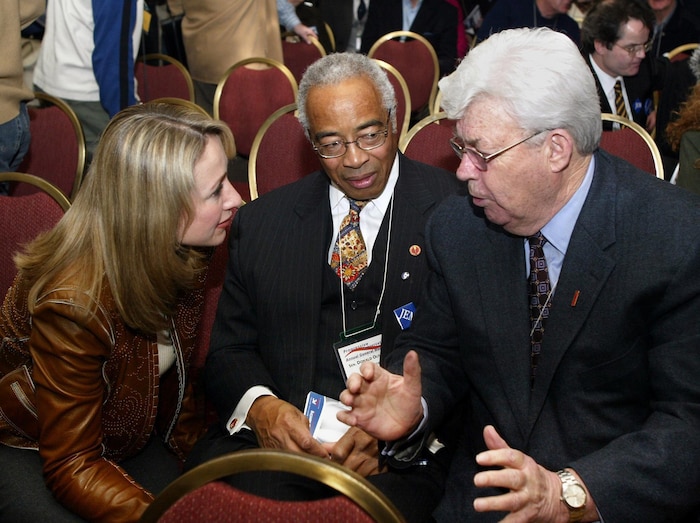 Donald Oliver, premier sénateur noir au Canada, s’éteint à l’âge de 86 ...