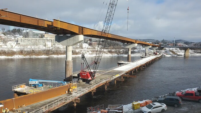 Le nouveau pont international à Edmundston est pratiquement à demi ...