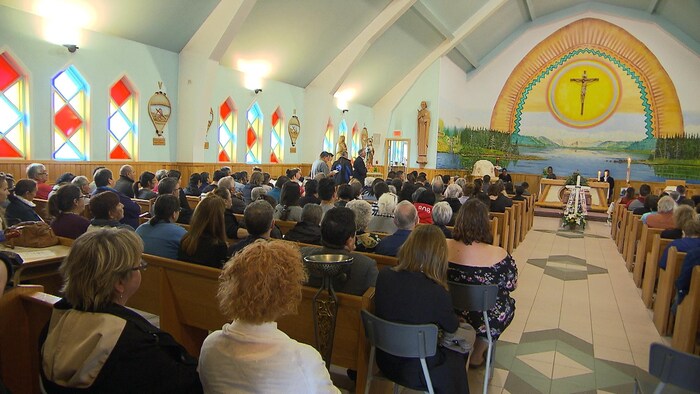 Des centaines d'Innus accompagnent Réginald Vollant vers son dernier ...