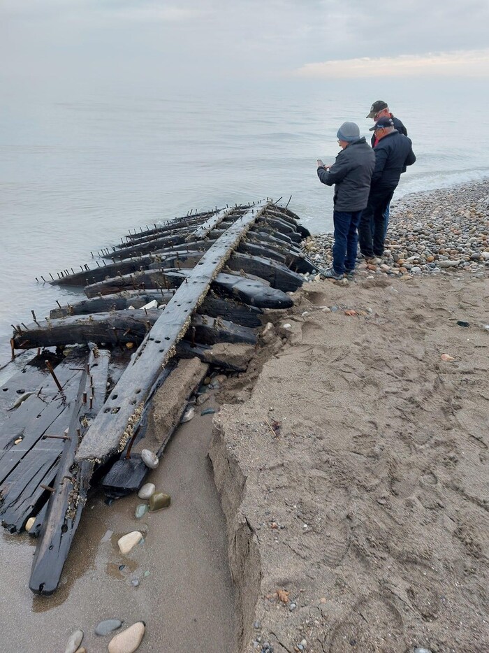 Il découvre une mystérieuse épave de plus de 10 mètres sur une plage ...
