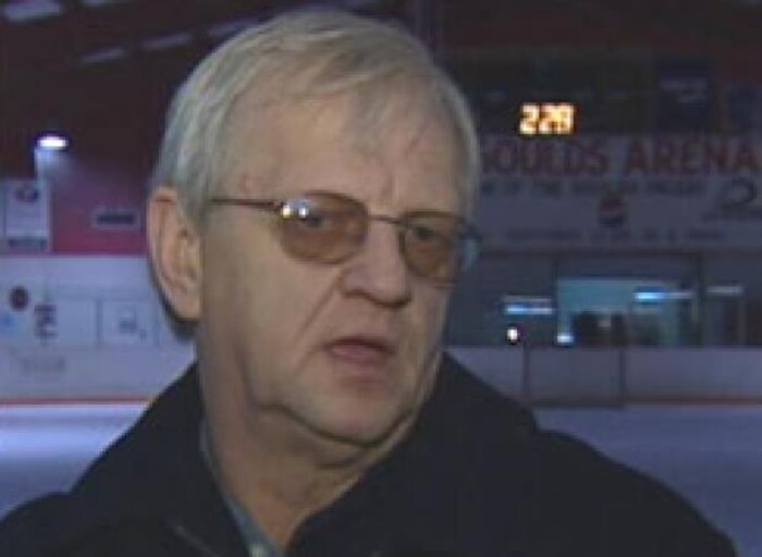 Un ex-entraîneur de hockey est nommé dans une poursuite pour agression ...