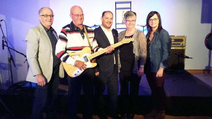 La Fender Telecaster de Dédé Fortin entre au musée | Radio-Canada