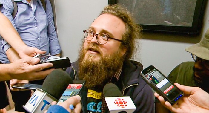 Jaggi Singh plaide non coupable et retrouve sa liberté | Radio-Canada