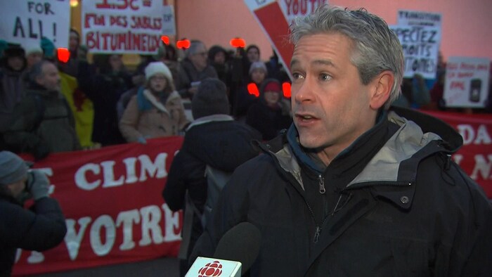 Un convoi de tracteurs pour interpeller Justin Trudeau | Radio-Canada