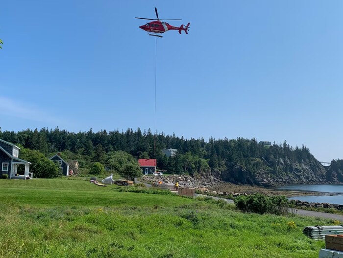 Un hélicoptère à la rescousse du phare historique de Grand Manan ...