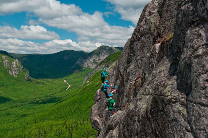 10 circuits de via ferrata qui valent le détour au Canada | Radio-Canada