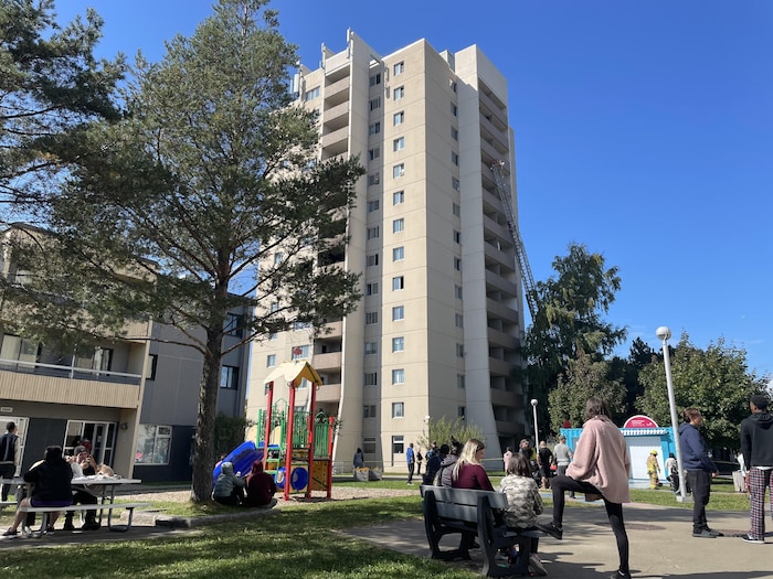 Incendie aux tours Bardy : 83 logements évacués dans Limoilou | Radio ...