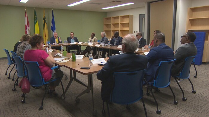 Un membre du Comité sur les langues officielles tâte le pouls de la ...