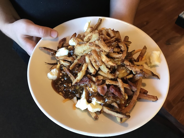 Une tournée de poutine dans le sud du Manitoba | Radio-Canada