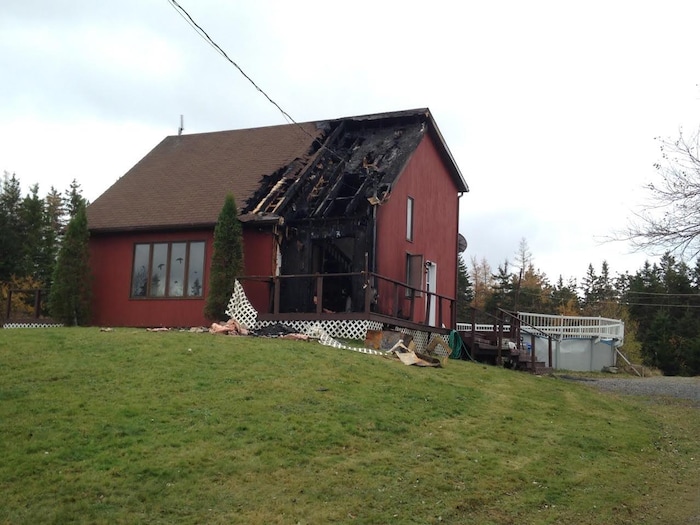 Un amuseur du Cap-Breton en N.-É. est arrêté... et sa maison incendiée ...
