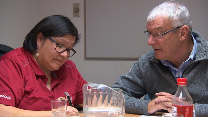 Décrire un match de hockey en innu | Radio-Canada