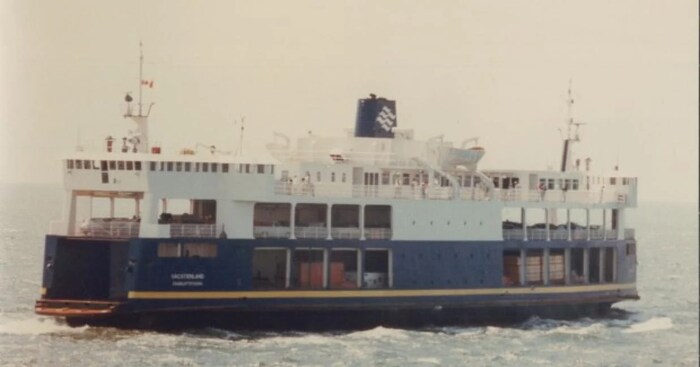 Le Port de Québec se débarrasse d’un rafiot amarré depuis 15 ans ...