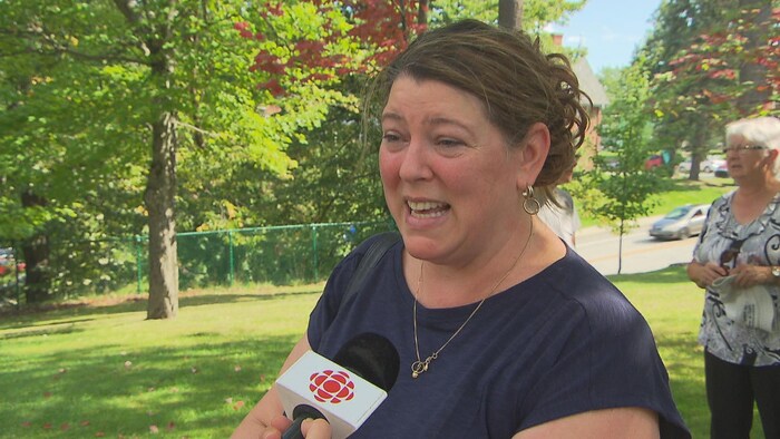 Manifestation devant un CHSLD de Sherbrooke pour dénoncer le manque de personnel | Radio-Canada